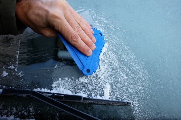 What's the best way to de-ice your windscreen? · TheJournal.ie