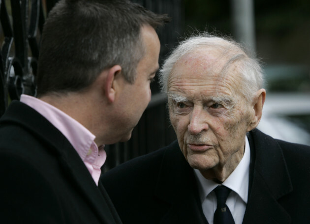 Varadkar signs book of condolence for 'true patriot' Liam Cosgrave as ...