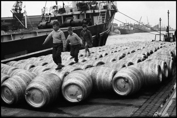 Photos give insight into lives of dock workers · TheJournal.ie