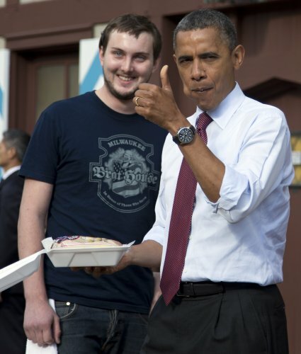 Pics: How to eat a hot dog like the world's most powerful man