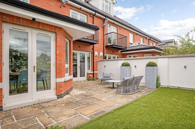 Another level: Elegant D4 redbrick with three floors to explore for ...