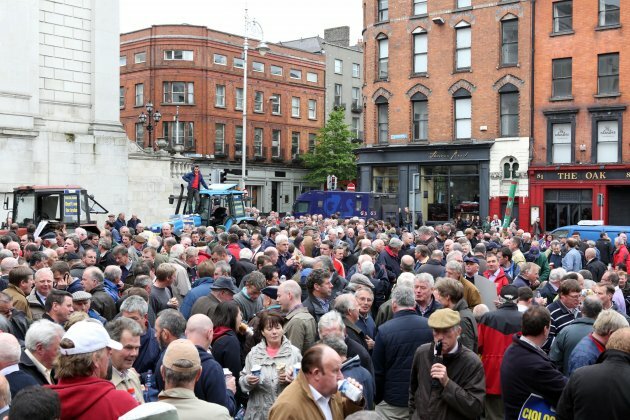 Tractors, dogs and sandwiches: 5,000 farmers protest in Dublin