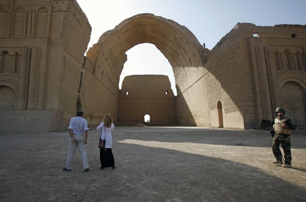 Iraq tries to win tourists back by rebuilding ancient arch