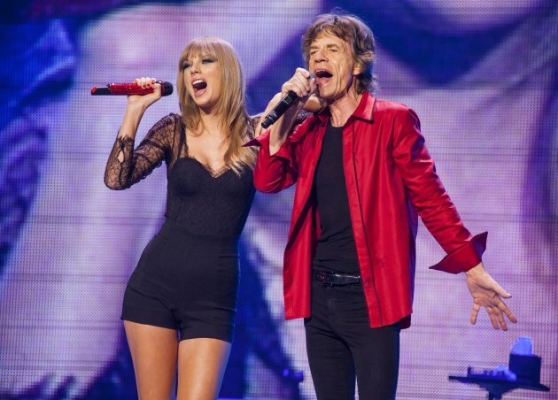 Which legendary band did Taylor Swift share a stage with this weekend?
